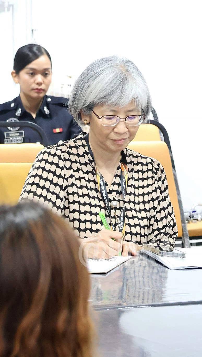 ‘Mungkin Zara lompat atau hayunkan diri bergayut pada jeriji besi ...